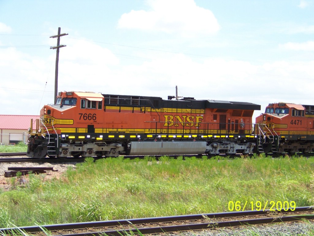 BNSF ES44DC 7666